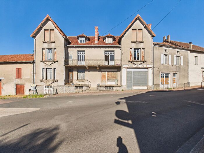 Maison 8 pièces à Piégut-Pluviers, à vendre