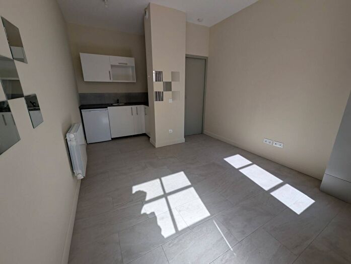 Appartement à louer - Arènes, Nîmes - 1 pièce