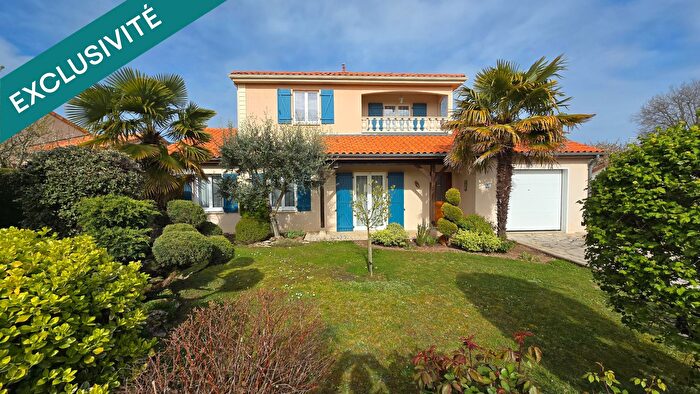 Maison à vendre - Lussac-les-Châteaux - 6 pièces - 5 chambres