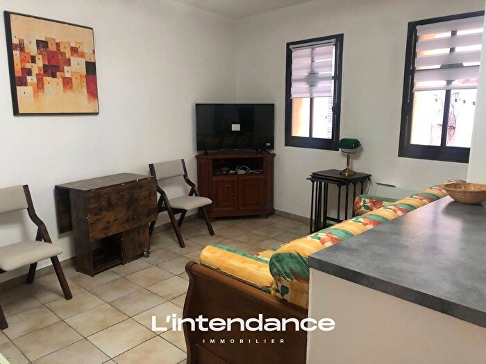 Appartement à louer - Vieille Ville, Hyères - 2 pièces - 1 chambre