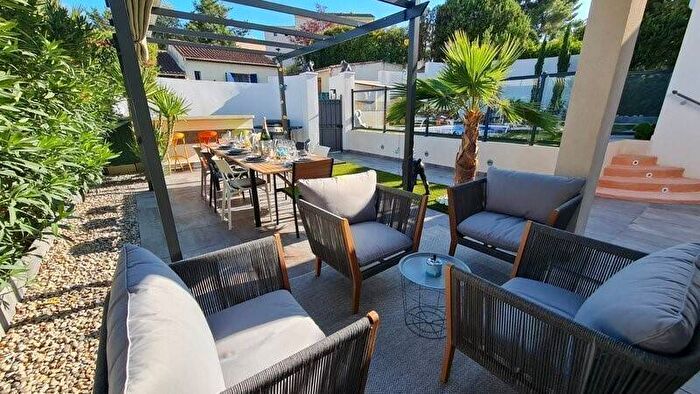 Maison à louer - Marseille ème arrondissement - 5 pièces - 4 chambres