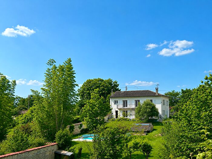 Maison 7 pièces à Chef-Boutonne, à vendre