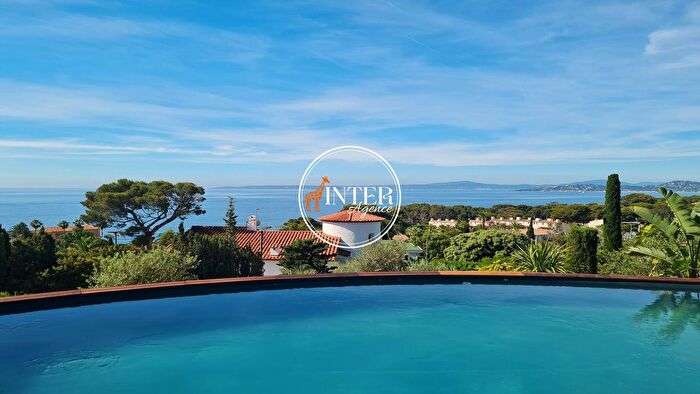 Maison à vendre - Roquebrune-sur-Argens - 7 pièces - 5 chambres