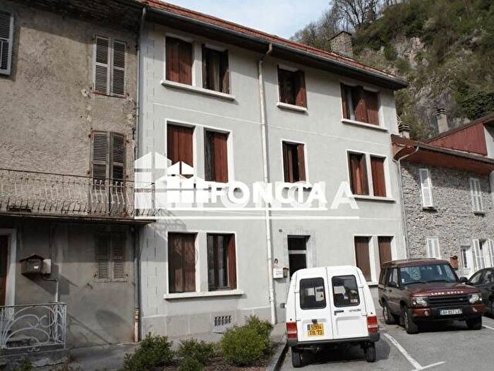 Maison à louer - Salins-Fontaine - 8 pièces - 7 chambres