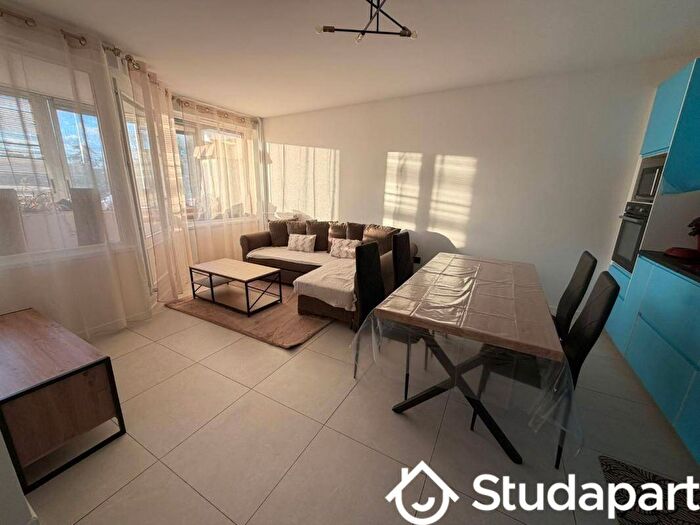 Appartement à louer - Le Centre, Vaulx-en-Velin - 1 pièce - 4 chambres