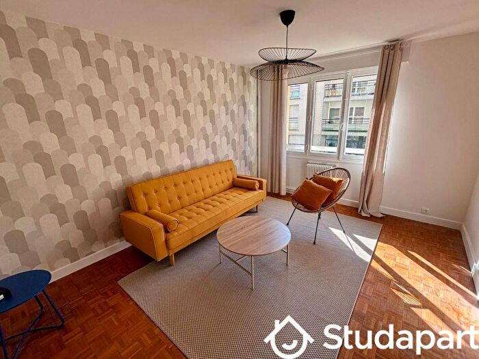 Appartement à louer - Laon Zola-Neufchâtel-Orgeval, Reims - 1 pièce - 4 chambres