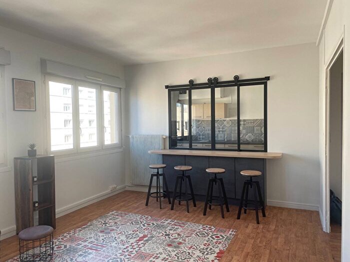 Appartement à louer - centre Ville-La Chartonnière-La Barre, Villefranche-sur-Saône - 5 pièces - 4 chambres