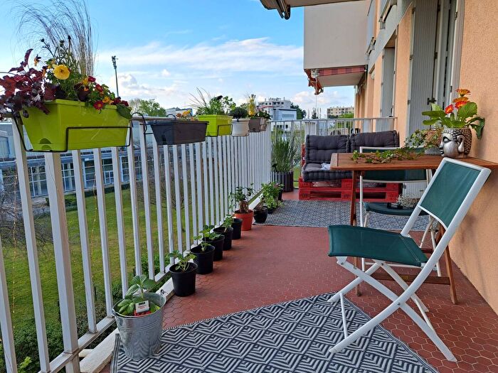 Appartement à louer - Les Genêts-Le Vinatier-Le Lessivas, Bron - 4 pièces - 3 chambres