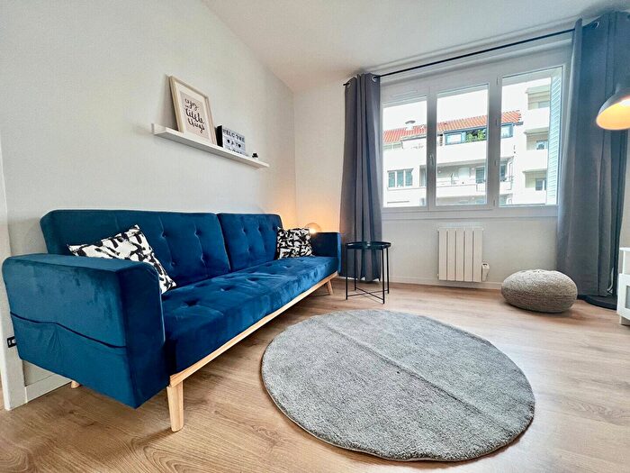 Appartement à louer - Croix Luizet, Villeurbanne - 4 pièces - 3 chambres