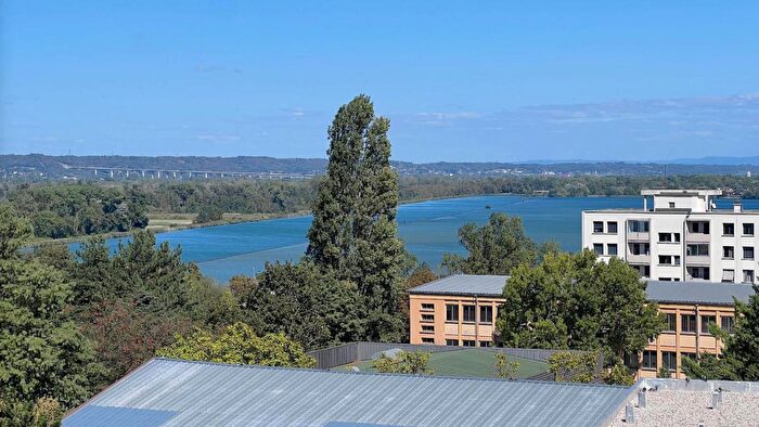 Appartement 4 pièces à Décines-Charpieu, Berthaudière, à vendre