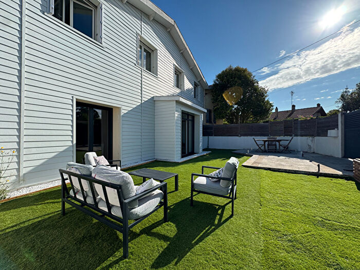 Maison à vendre - Eysines, Le Bourg - 7 pièces - 5 chambres