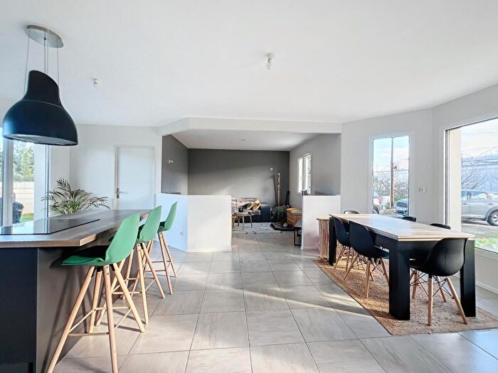 Maison 5 pièces à louer à Bias