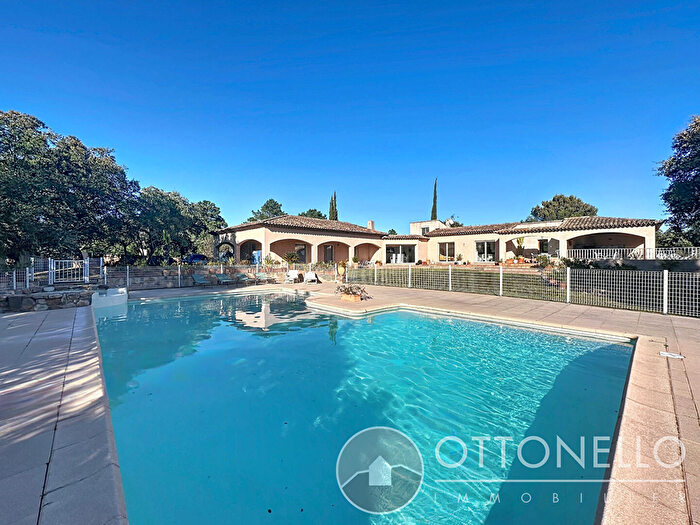 Maison à vendre - Roquebrune-sur-Argens, La Bouverie - 7 pièces - 5 chambres