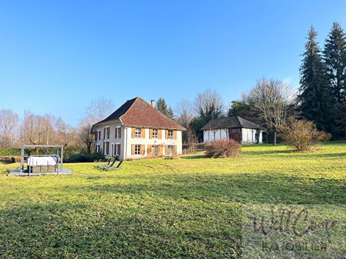 Maison à vendre - Saint-Geoire-en-Valdaine - 9 pièces - 6 chambres