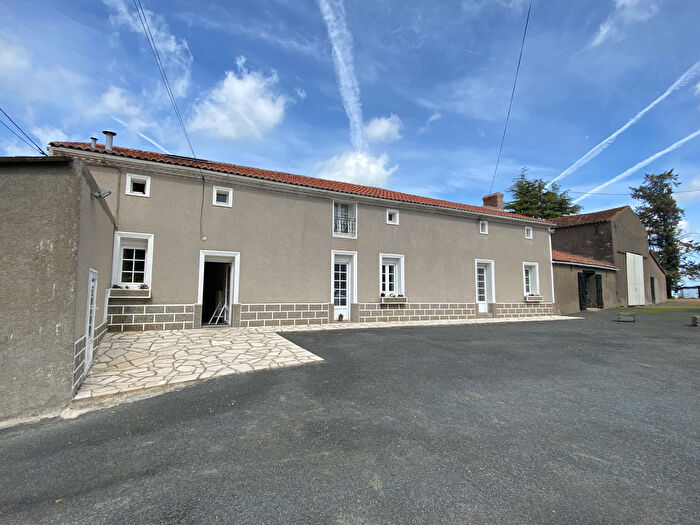 Maison à vendre - Saint-Hilaire-du-Bois, Vihiers - 9 pièces - 5 chambres
