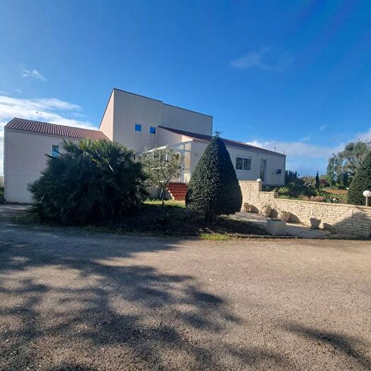 Maison 10 pièces à La Jonchère, à vendre