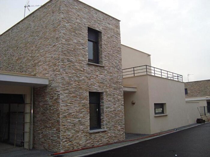 Maison à louer - Chassieu - 5 pièces - 3 chambres