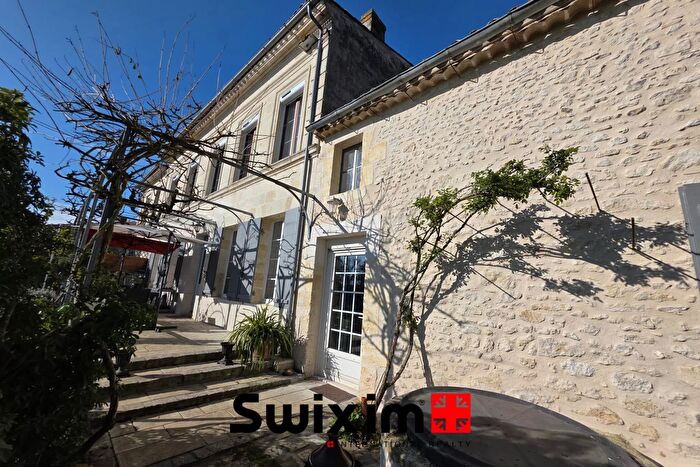 Maison à vendre - Saint-Estèphe - 10 pièces - 7 chambres
