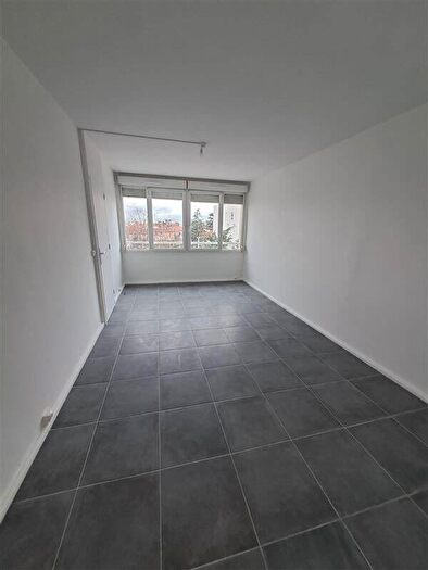 Appartement à louer - Le Village, Saint-Priest - 4 pièces - 3 chambres