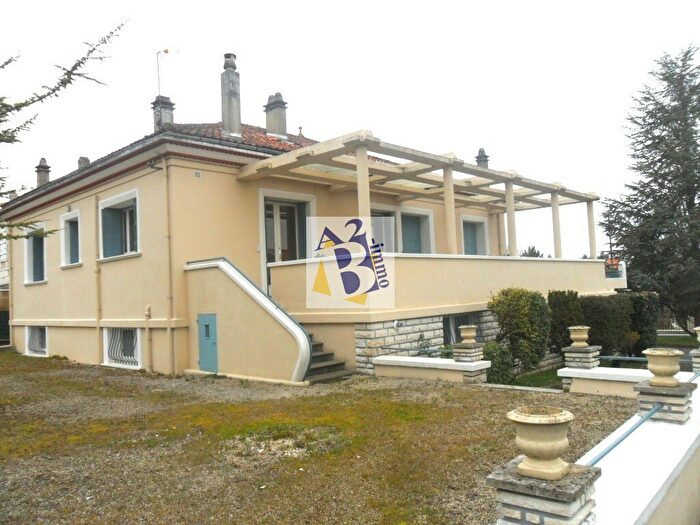 Maison à vendre - Magnac-sur-Touvre - 5 pièces - 3 chambres