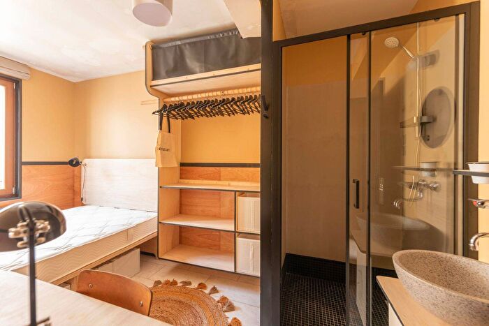 Appartement à louer - Secrétan, Paris ème arrondissement - 7 pièces - 7 chambres