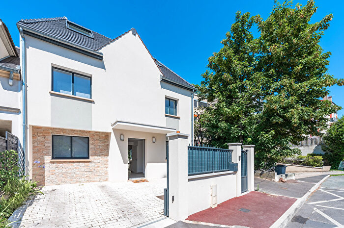 Maison 5 pièces à Suresnes, République, à vendre