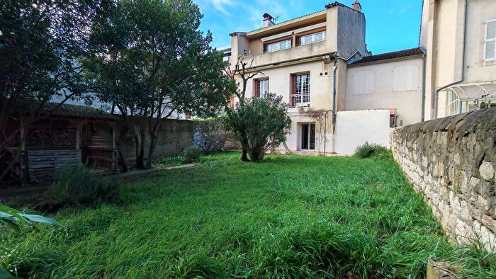 Appartement à louer - Villeneuve-lès-Avignon, Centre-ville, Stade - 2 pièces - 1 chambre