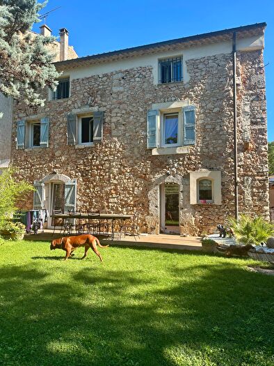 Maison à vendre - Saint-Maximin-la-Sainte-Baume, Centre-ville - 9 pièces - 5 chambres