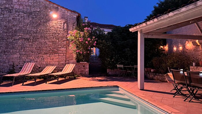 Maison 6 pièces à Chassors, à vendre