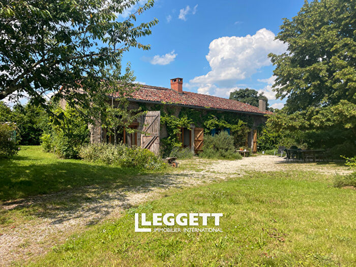 Maison 11 pièces à Queaux, à vendre