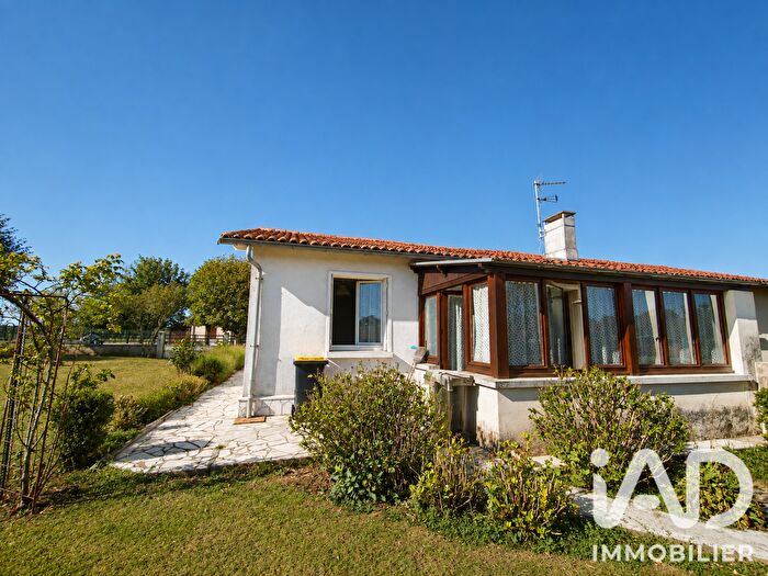 Saint-Laurent-de-Céris : Maison 4 pièces à vendre
