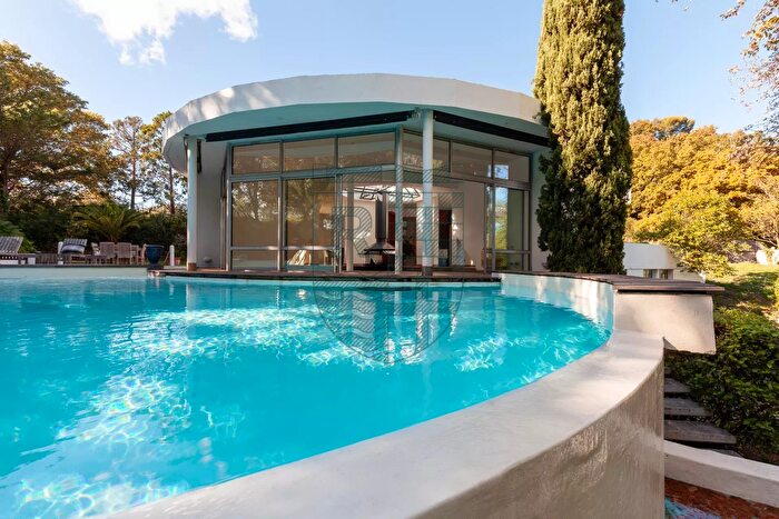 Maison à vendre - Marseille e , Les Trois Lucs - 8 pièces - 5 chambres