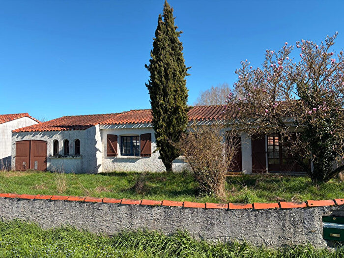 Maison à vendre - Les Magnils-Reigniers - 5 pièces - 3 chambres