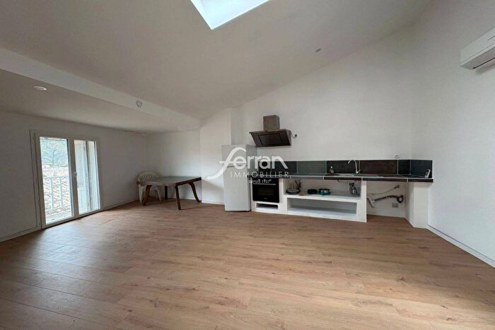 Appartement à louer - Entrecasteaux - 3 pièces - 2 chambres