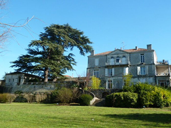 Gond-Pontouvre : Appartement 8 pièces à vendre