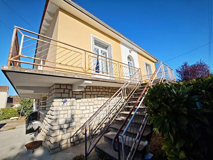 Châteauneuf-sur-Charente : Maison 6 pièces à vendre