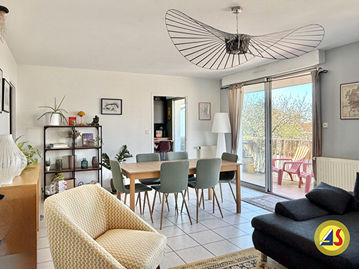 Appartement à vendre - Pont-Saint-Martin - 4 pièces - 3 chambres