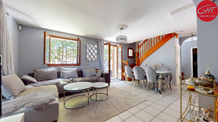 Maison à vendre - Besançon, Planoise, Châteaufarine - 8 pièces - 6 chambres