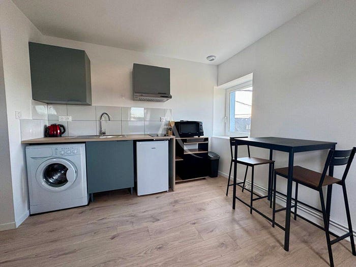 Est, Évron : Appartement 1 pièce à louer