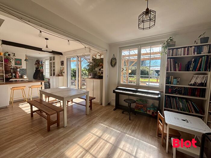 Maison à vendre - Noyal-Châtillon-sur-Seiche - 5 pièces - 4 chambres