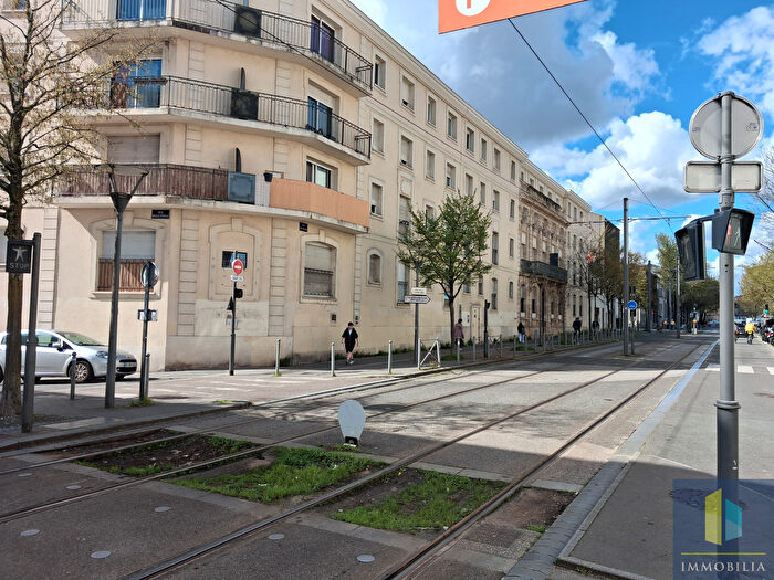 Appartement à louer - Bordeaux, Sainte-Croix - 2 pièces - 1 chambre