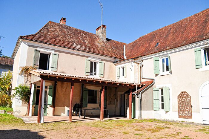 Maison à vendre - Savignac-les-Églises - 10 pièces - 8 chambres