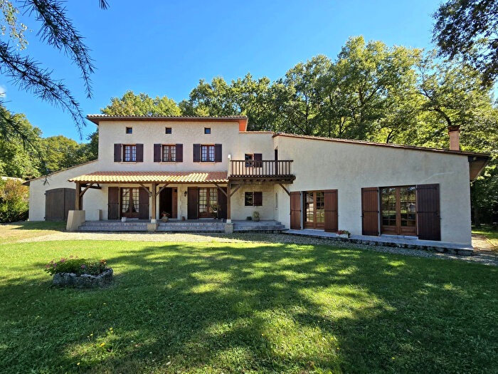 Maison à vendre - Montmoreau-Saint-Cybard - 10 pièces - 4 chambres