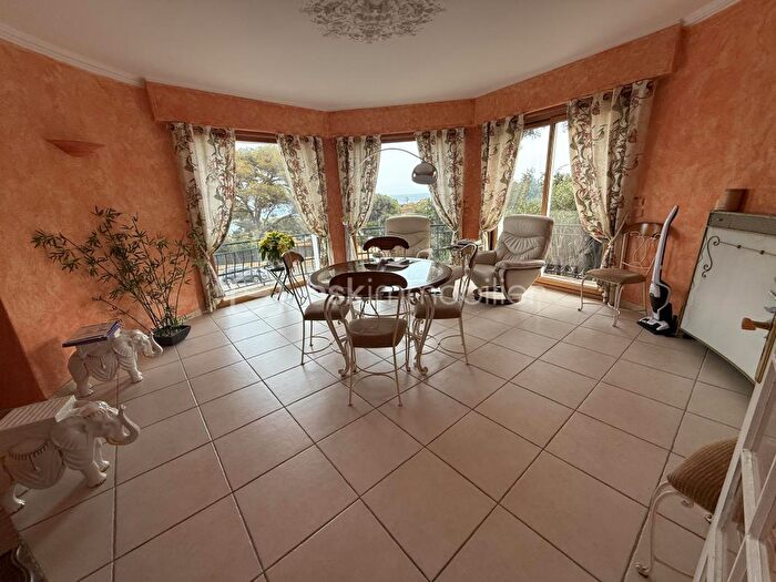 Maison à vendre - Roquebrune-sur-Argens, Les Terrasses - 4 pièces - 3 chambres