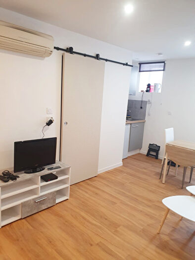 Appartement à louer - Nîmes, Carmes - 1 pièce