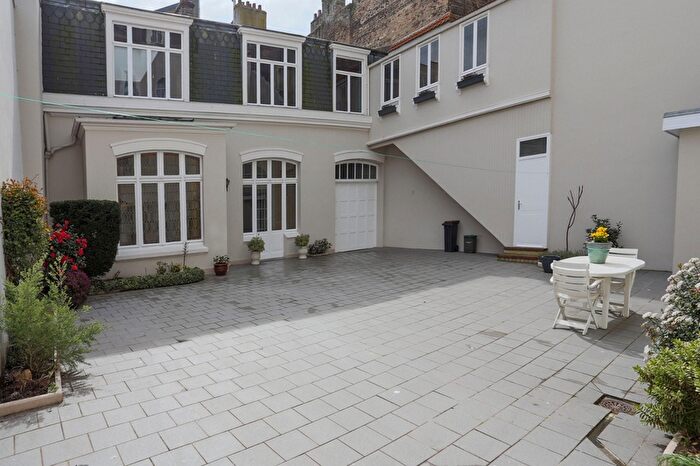 Maison à vendre - Boulogne-sur-Mer, Basse-ville - 8 pièces - 5 chambres