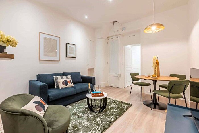 Appartement à louer - Hoche-Friedland, Paris ème arrondissement - 3 pièces - 1 chambre