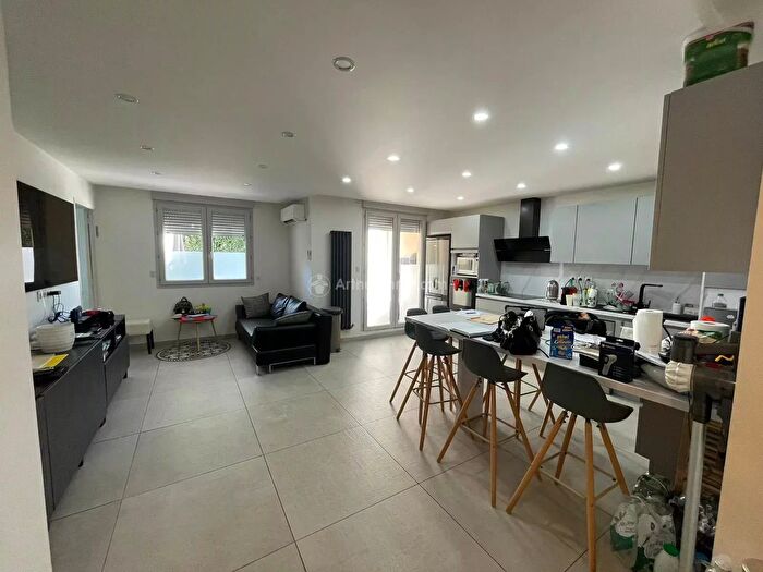 Appartement à louer - Sainte-Foy-lès-Lyon - 4 pièces - 3 chambres