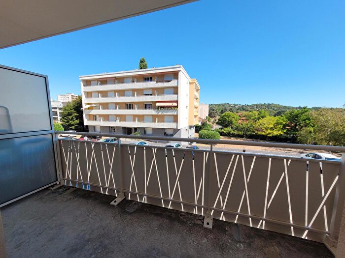 Appartement à louer - Oullins, Golf, Célestins - 1 pièce