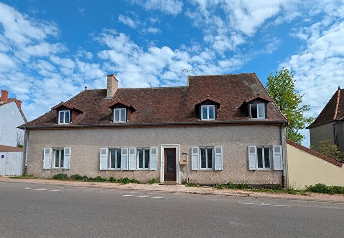 Maison 7 pièces à Saint-Bonnet-de-Joux, à vendre
